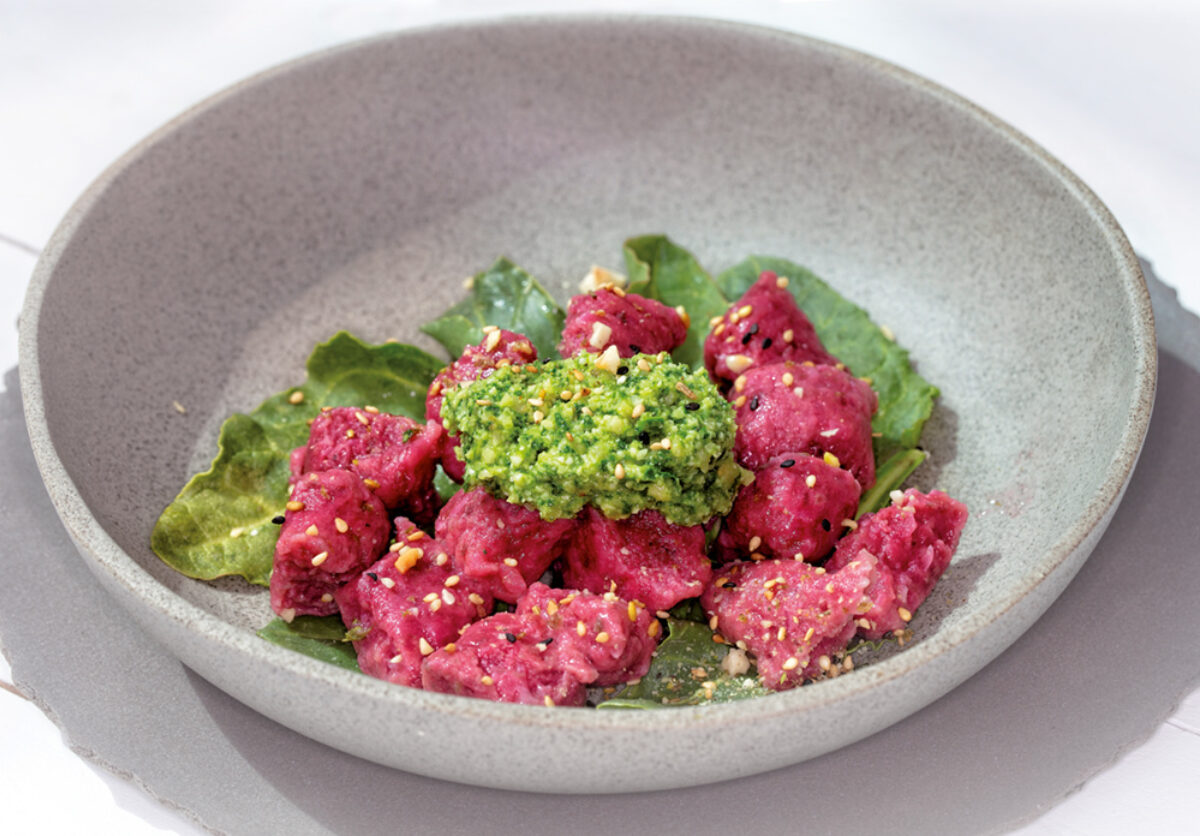 Recipe for beetroot gnocchi with beetroot pesto | VVV Texel