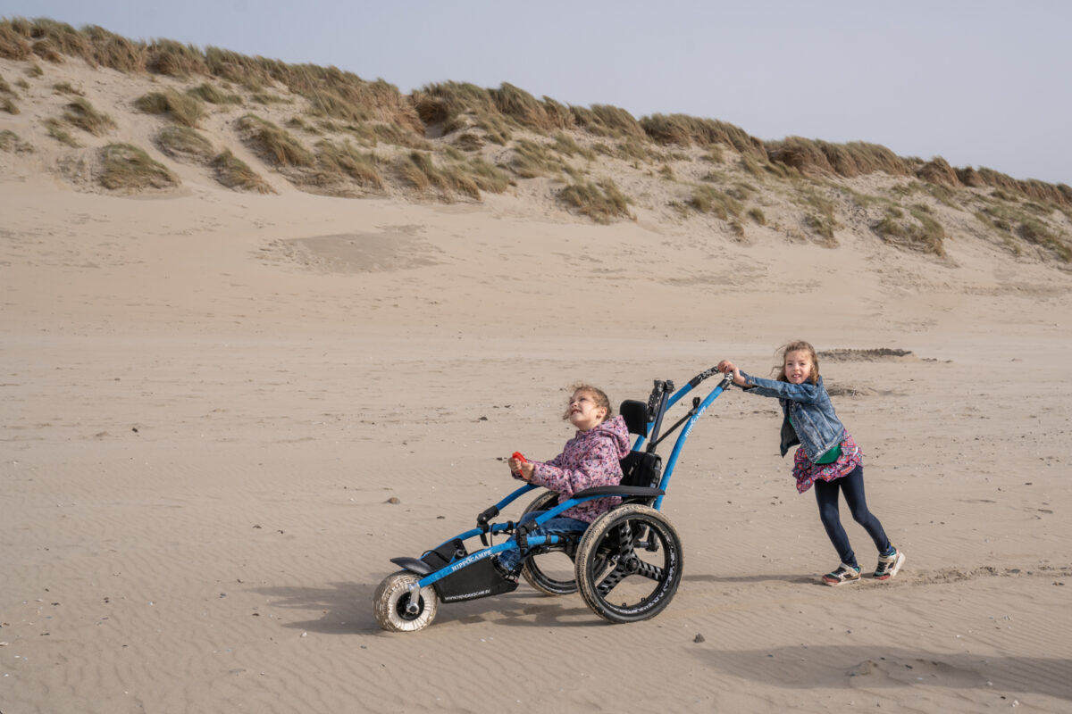 Het strand op met een rolstoel | VVV Texel